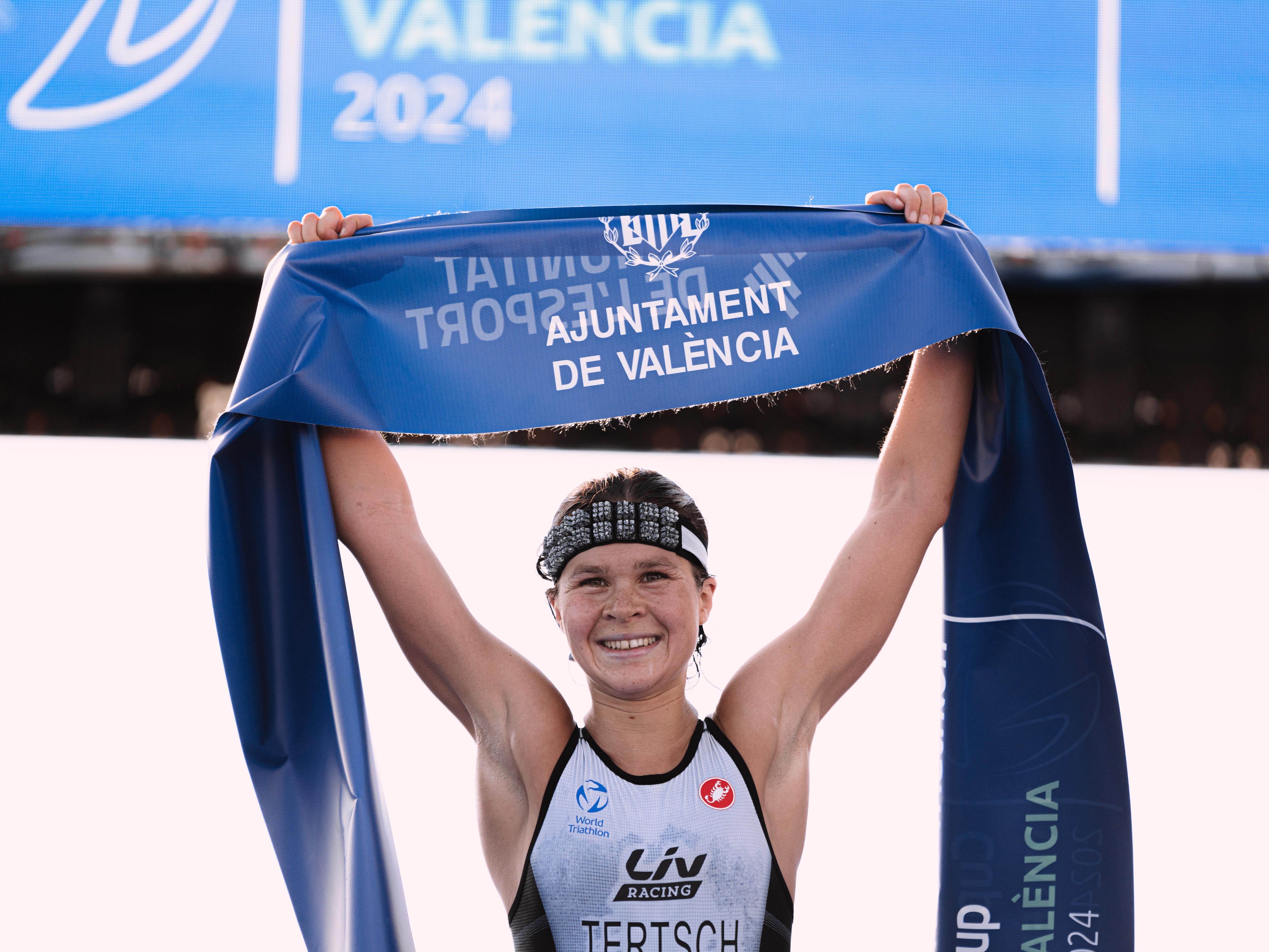 Lisa Tertsch outruns the field to take the tape at the Valencia World ...